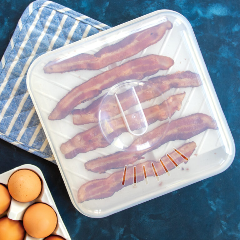 Medium Slanted Bacon Tray with Lid | Microwave Cookware | Nordic Ware